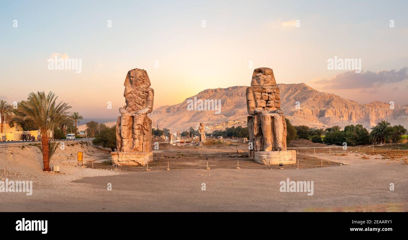 Egypt luxor temple sitting statue hi-res stock photography and images ...