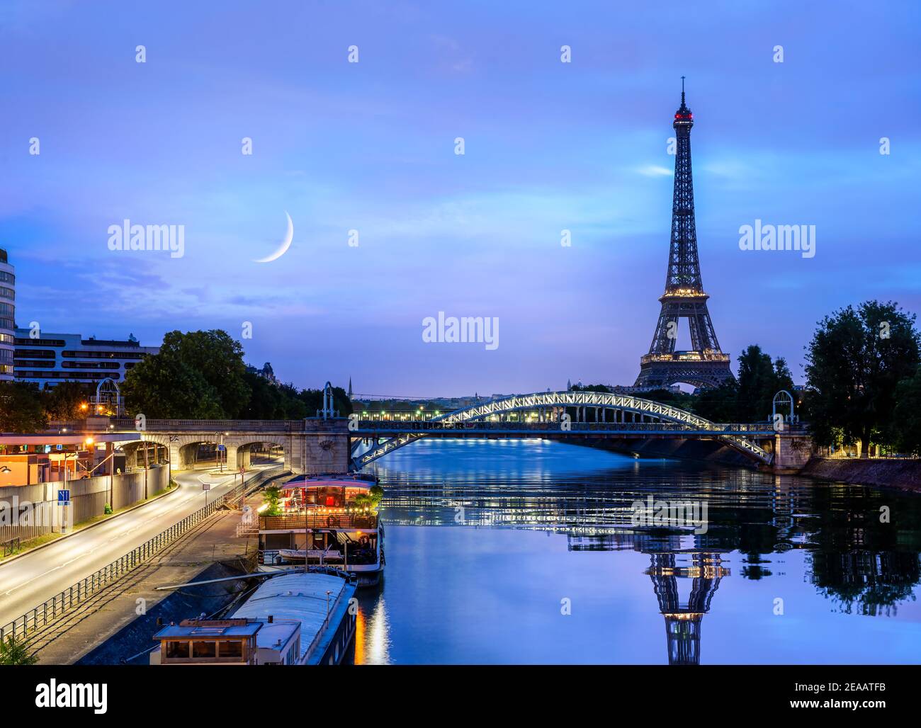 Eiffel tower and the seine river hi-res stock photography and images ...