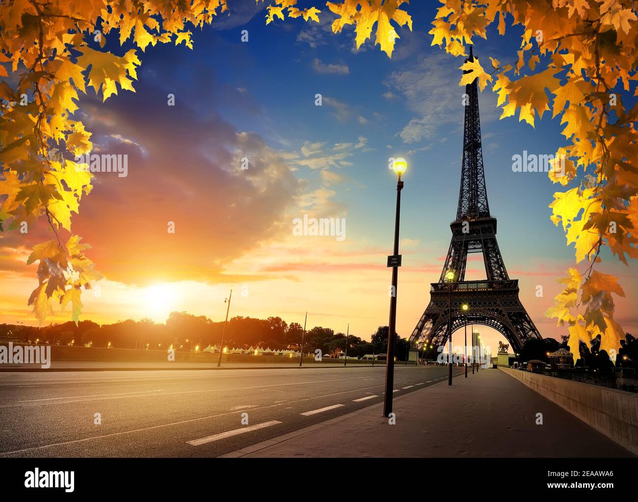 Eiffel Tower Wallpaper Sunrise Eiffel Tower At Sunrise In Paris