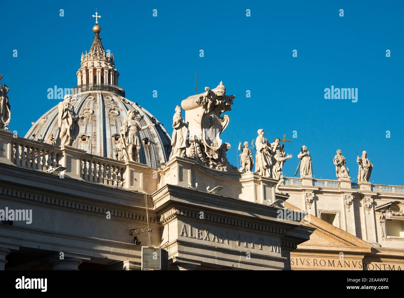 Statues in rome hi-res stock photography and images - Alamy