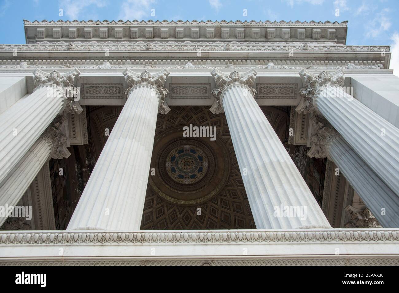 Monument with columns hi-res stock photography and images - Alamy