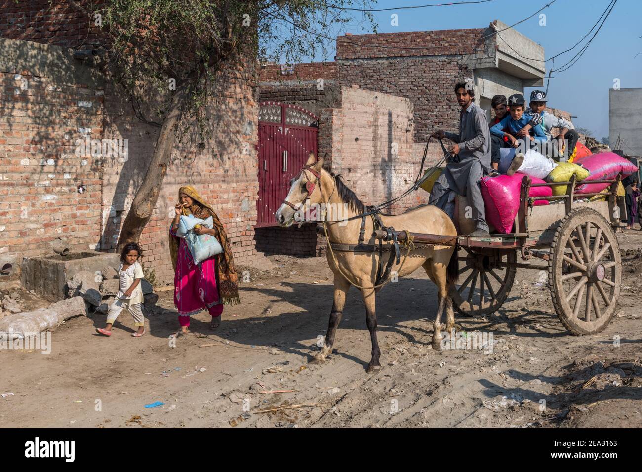 Pakistan communities hi-res stock photography and images - Alamy