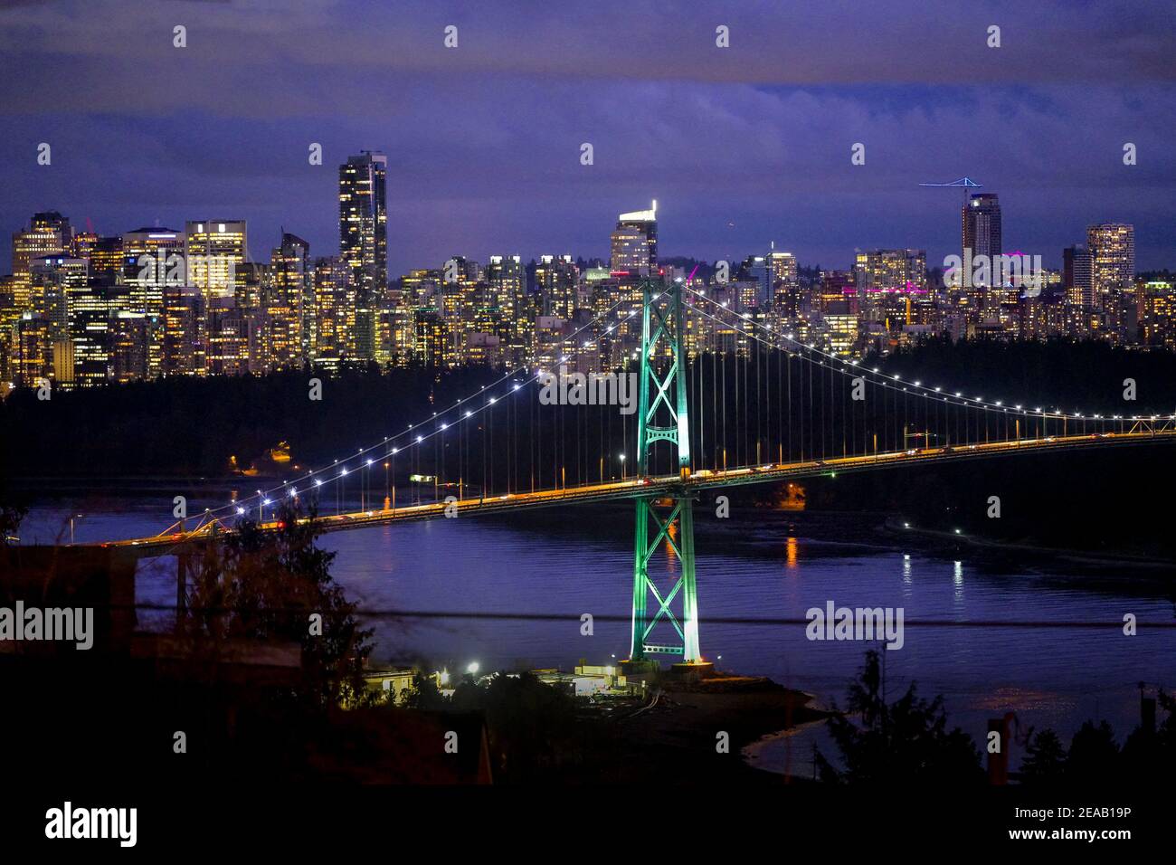 Vancouver skyline lions gate bridge hi-res stock photography and images ...