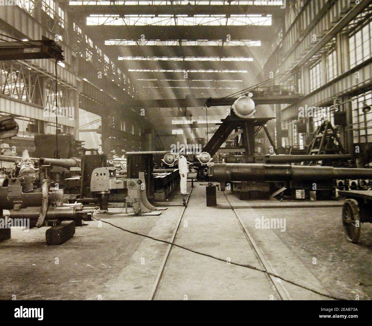 Naval guns are assembled in the gun shop, Norfolk Naval Ship Yard ...