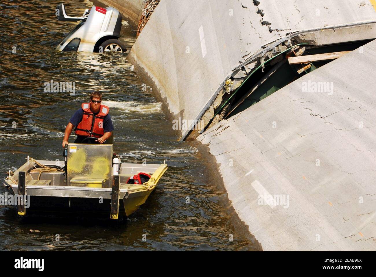 I 35 bridge collapse hi-res stock photography and images - Alamy
