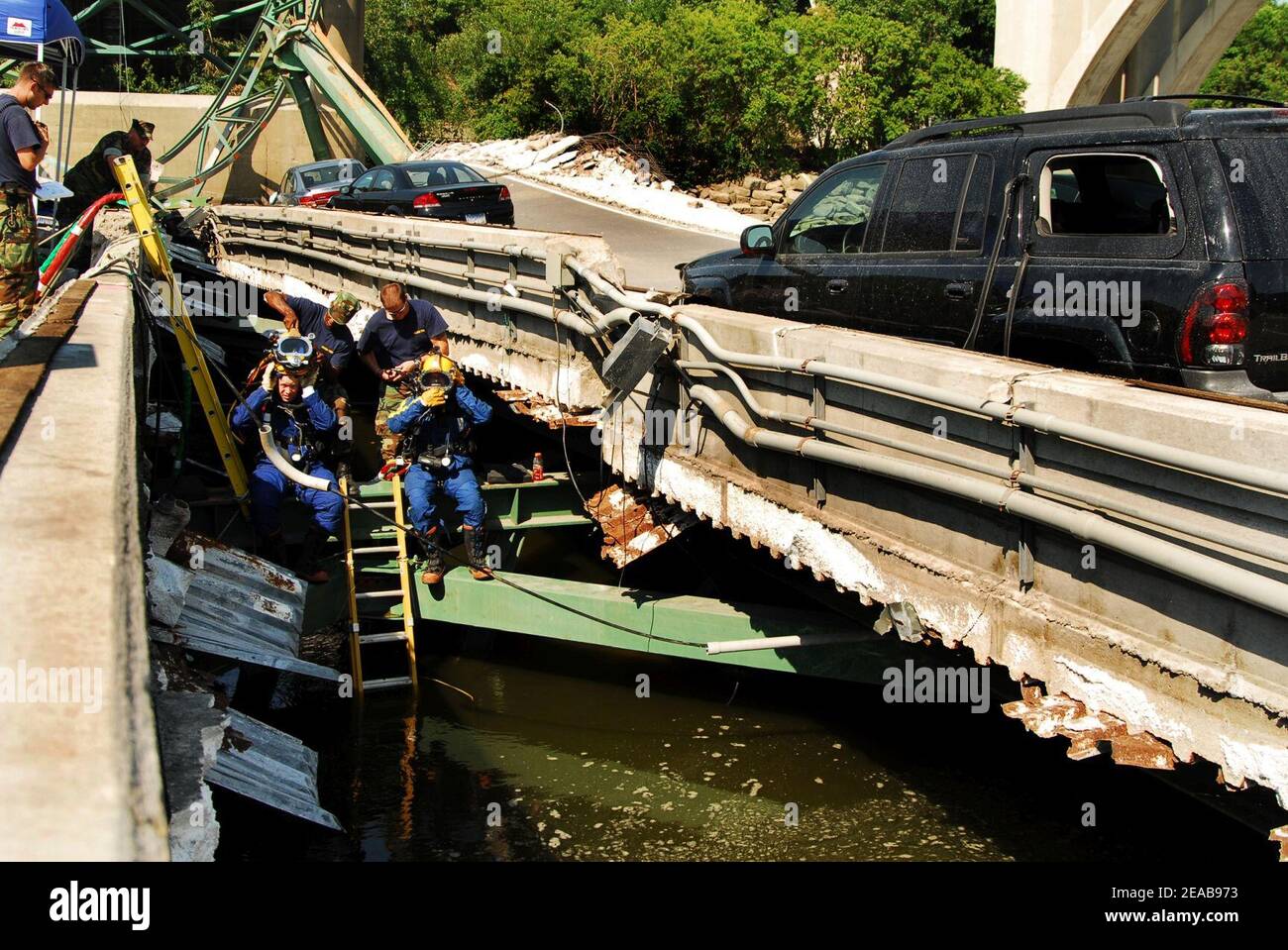Collapse of i 35 bridge hi-res stock photography and images - Alamy