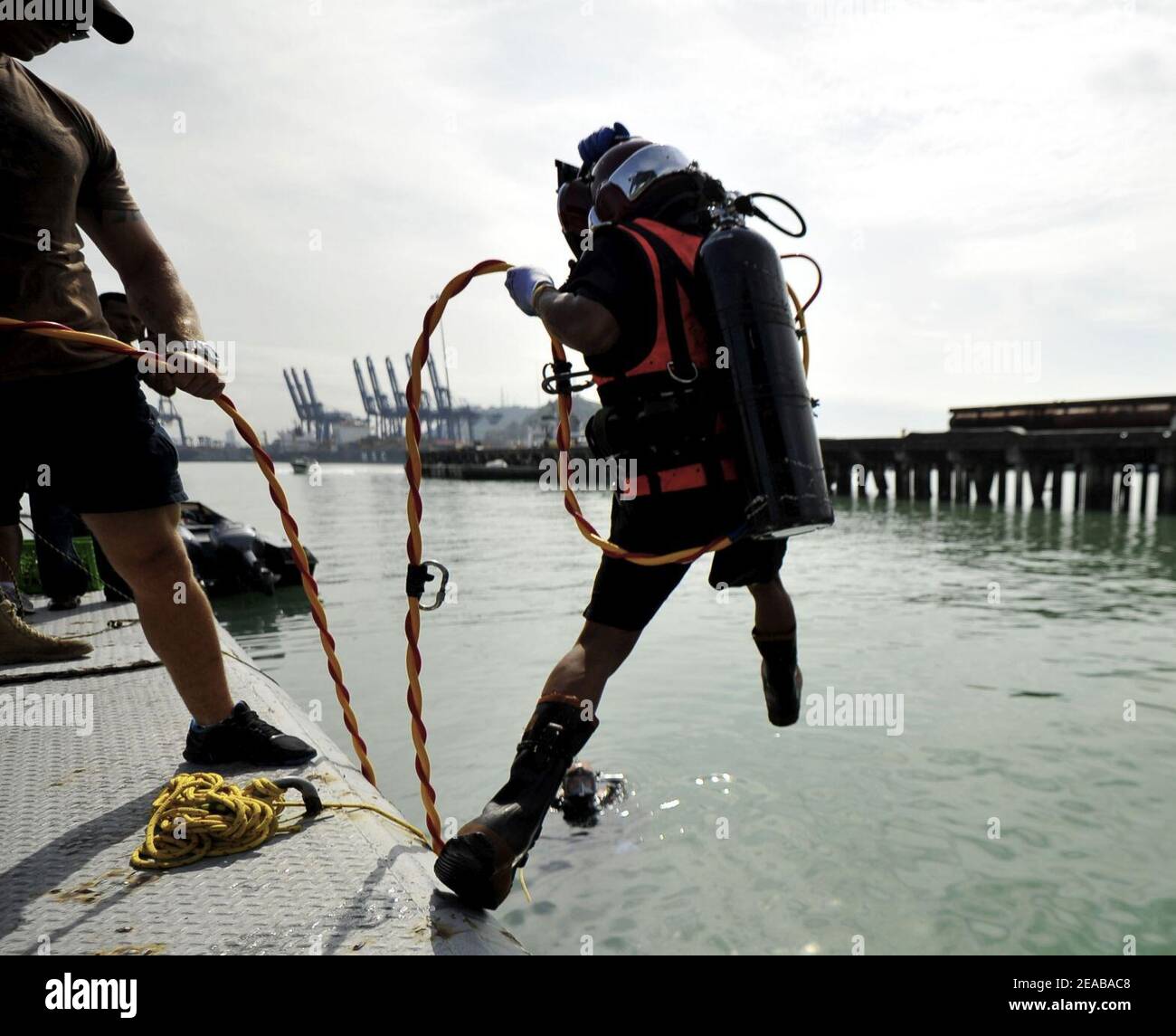 Navy dive southern partnership station hi-res stock photography and ...