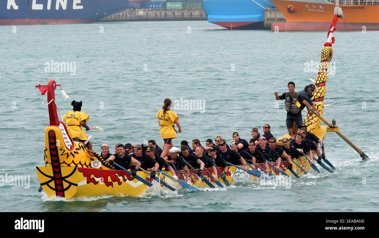 Dragon boat team hi-res stock photography and images - Alamy