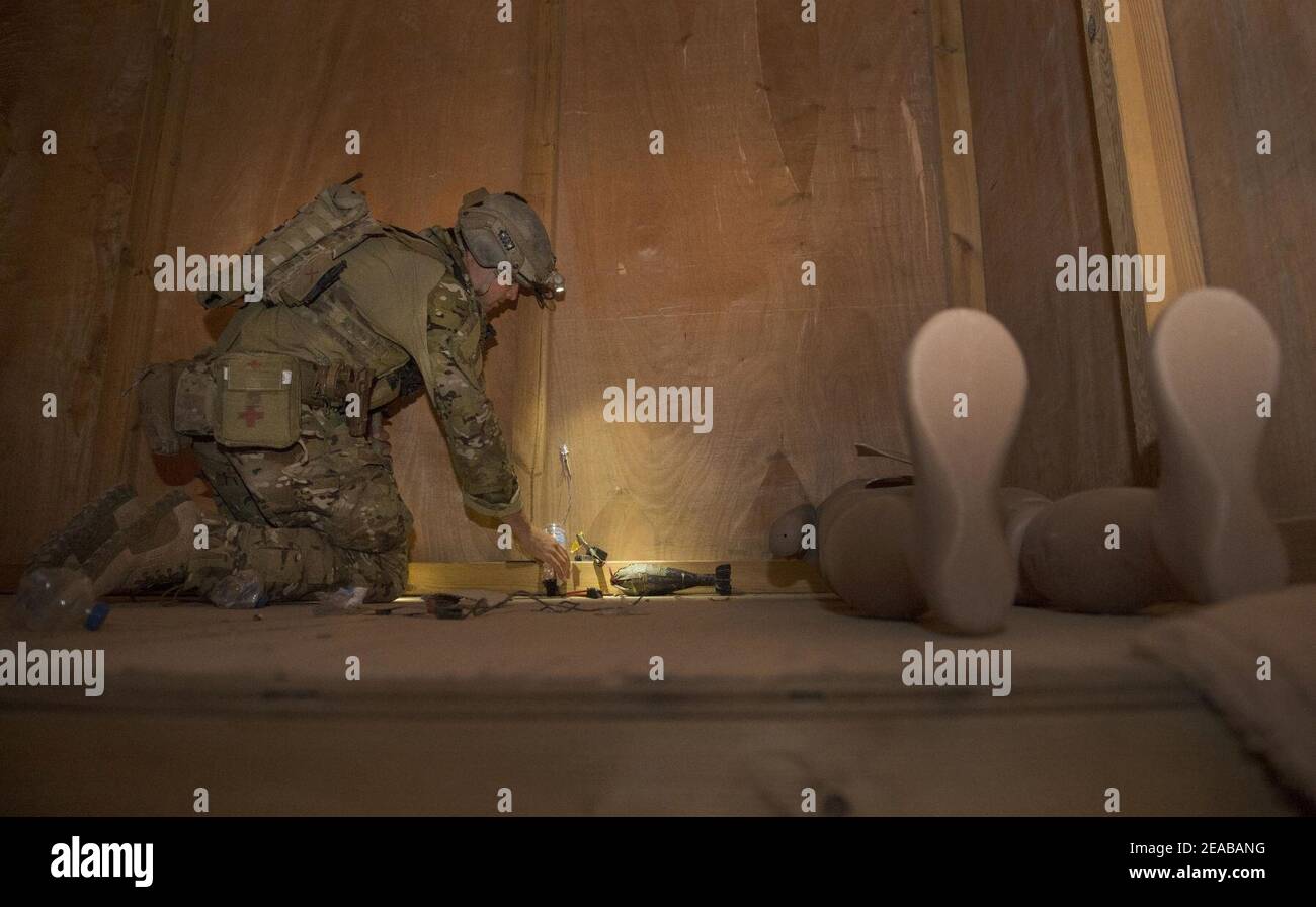 Navy EOD Training at Camp Buehring, Kuwait 161028 Stock Photo - Alamy