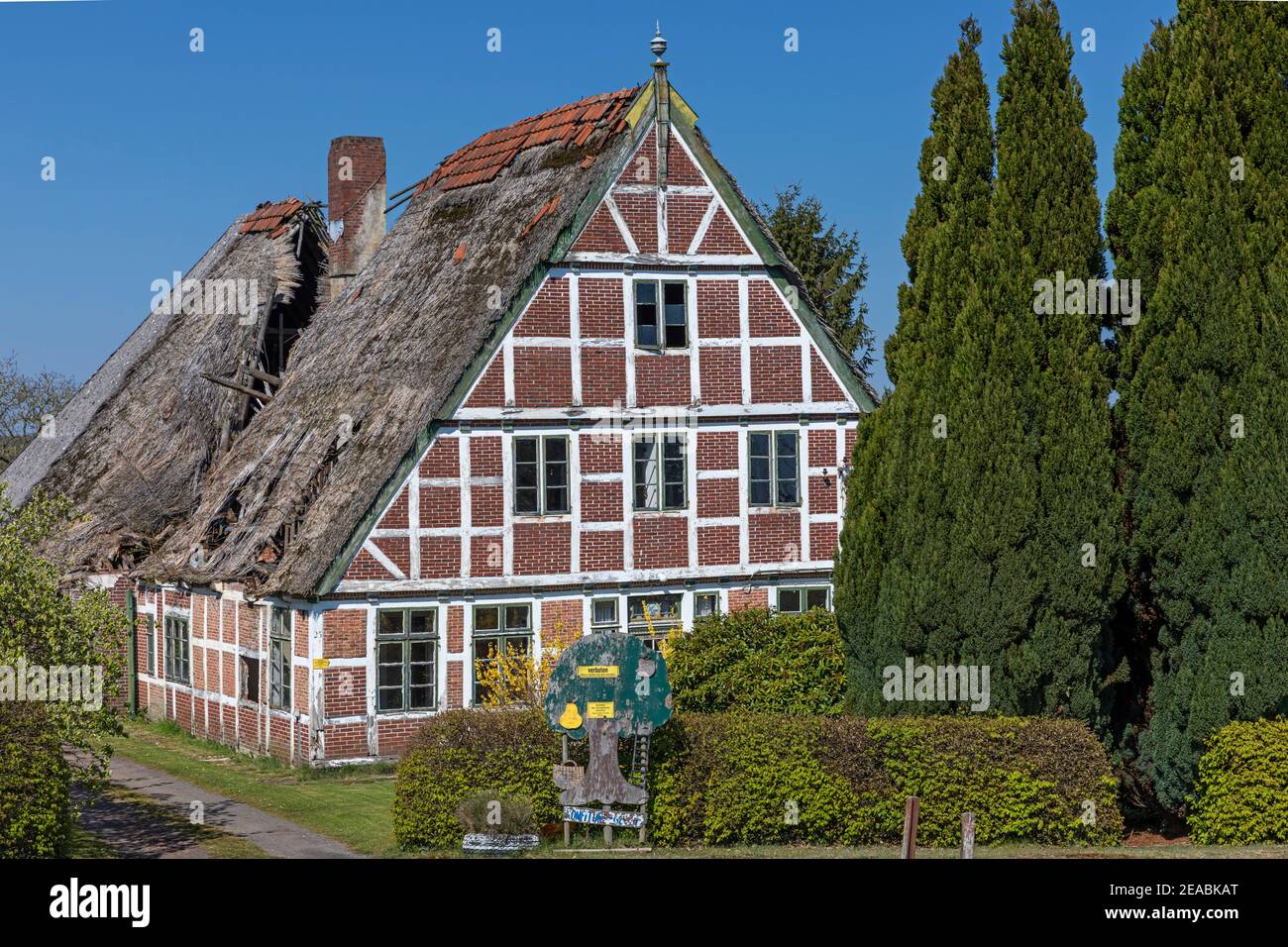 Dilapidated cottage facades hi-res stock photography and images - Alamy