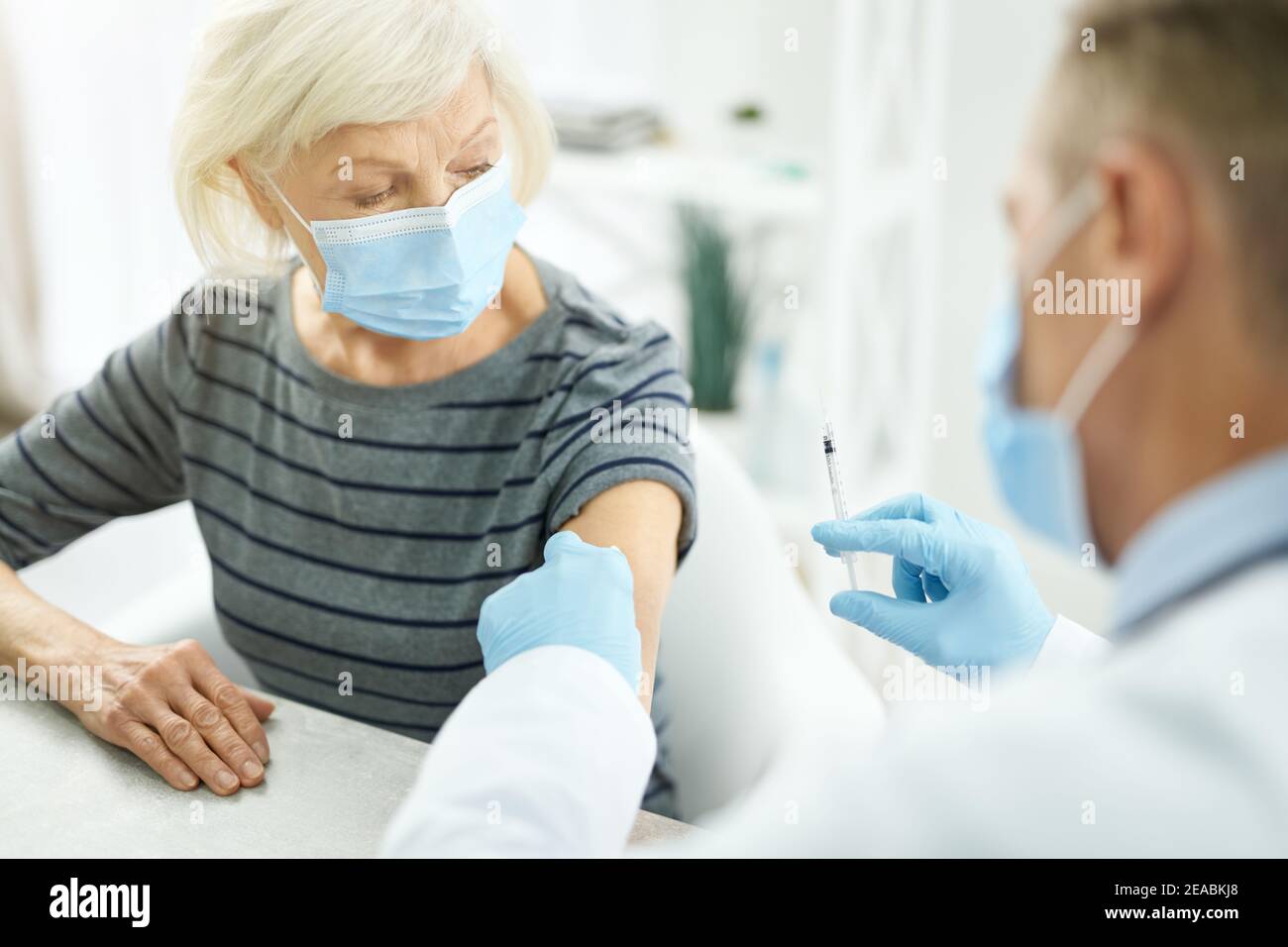 Doctor cleaning patient arm with alcohol swab before injection Stock ...