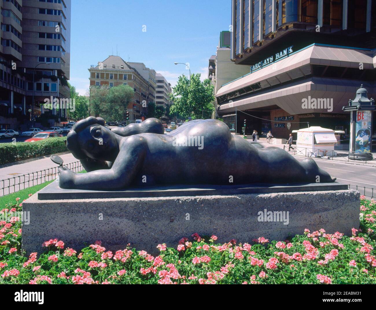 PLAZA DE COLON-ESCULTURA DE MUJER DESNUNA TUMBADA. Author: FERNANDO ...