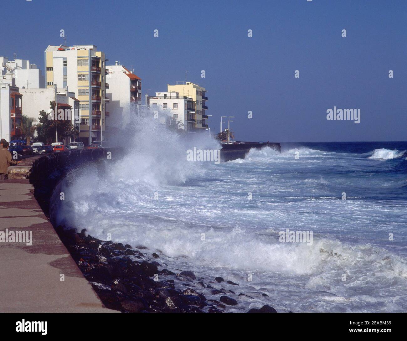 Olas chocando hi-res stock photography and images - Alamy