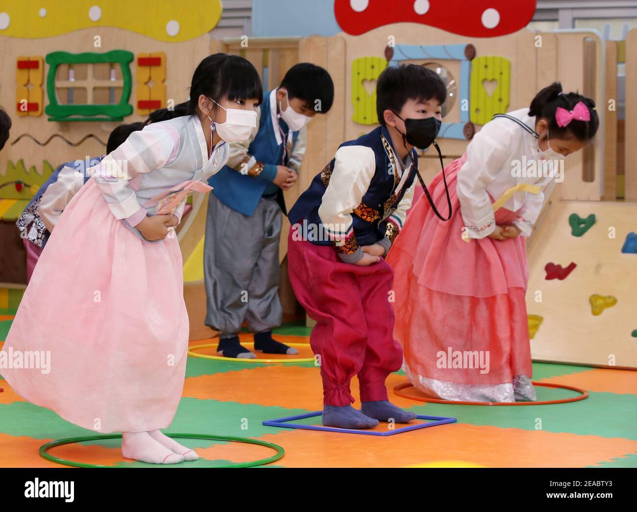 Traditional korean attire hi-res stock photography and images - Alamy