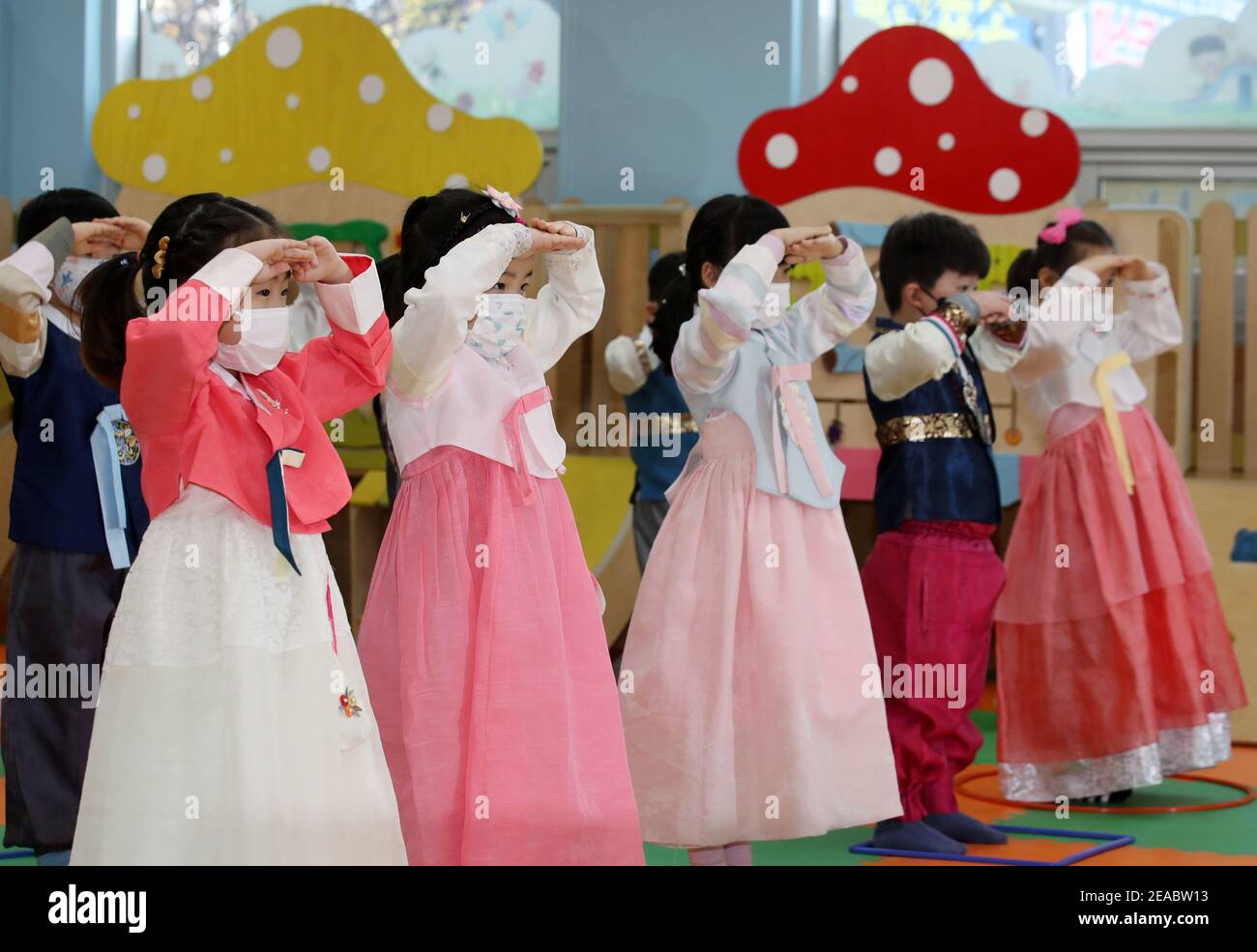 Korea. 09th Feb, 2021: . Learning 'sebae' Children in "hanbok ...