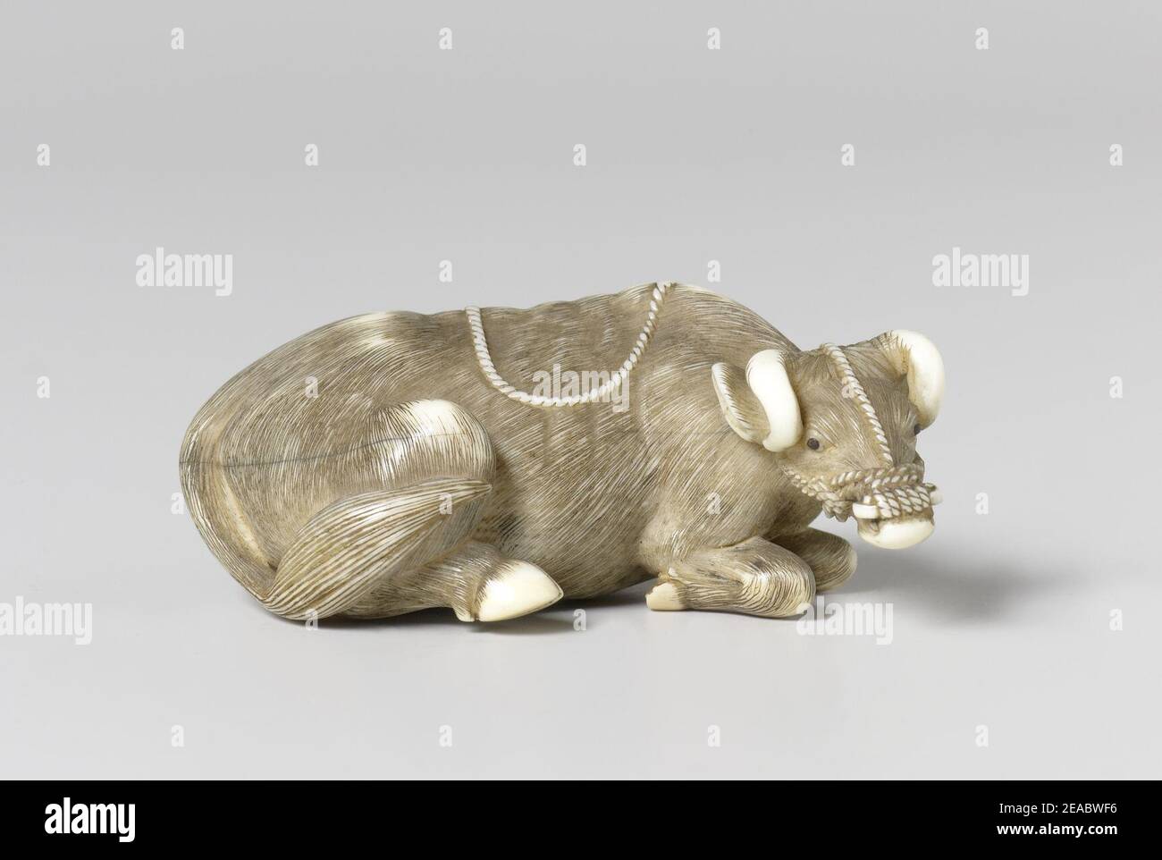 Netsuke voorstellend een liggende buffel Stock Photo - Alamy