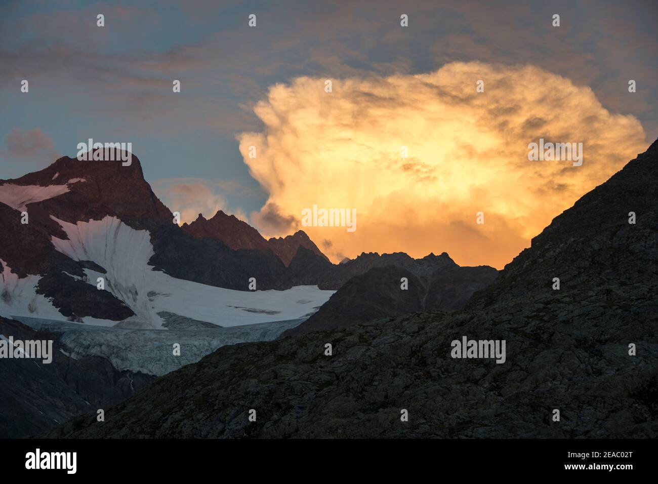 Cloud high hi-res stock photography and images - Alamy