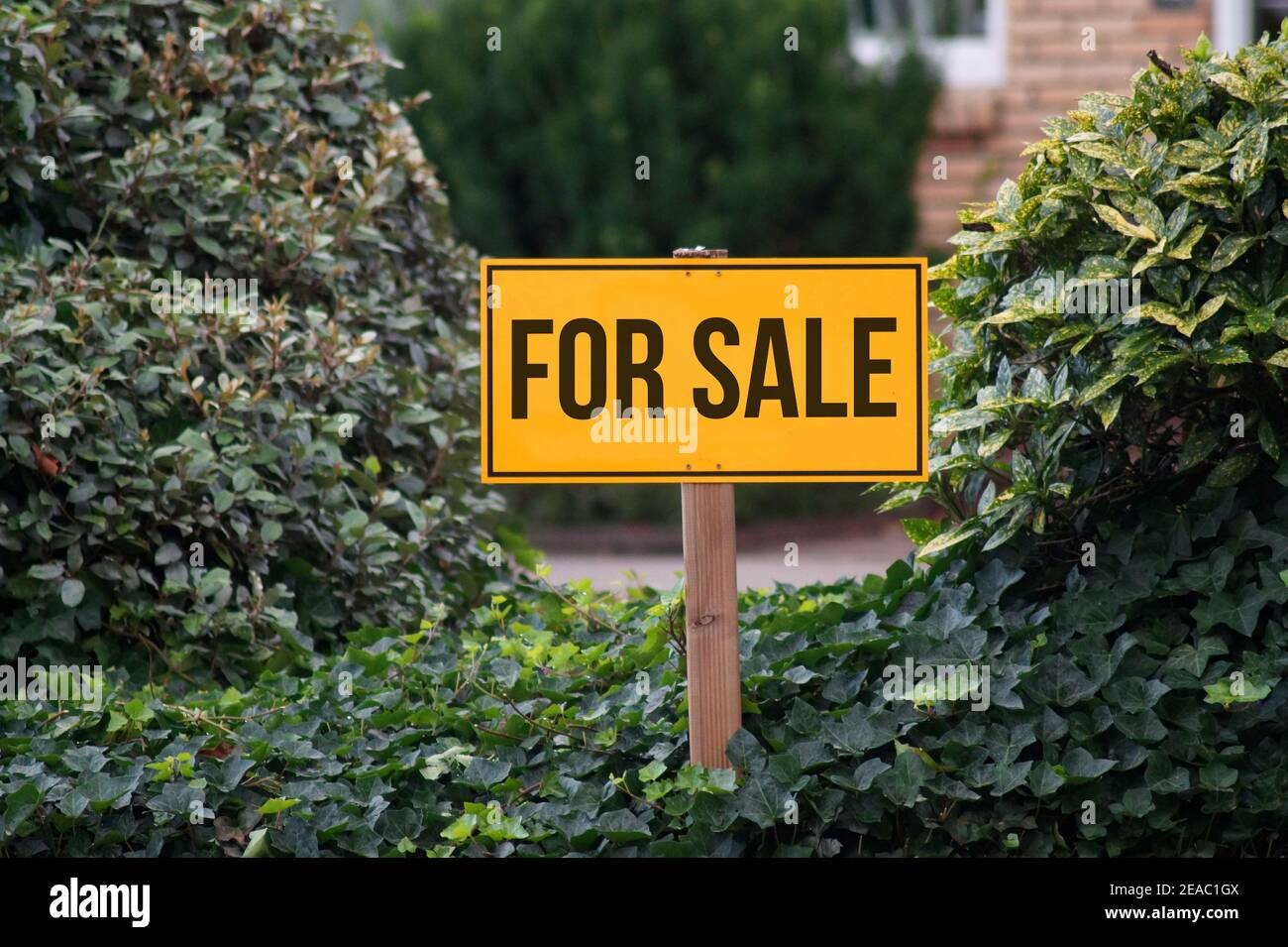 A house for sale sign Stock Photo - Alamy
