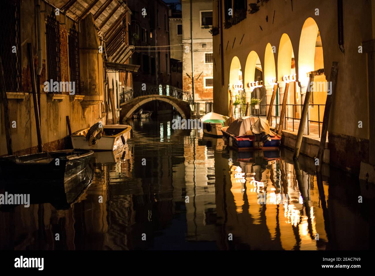 Illuminated arched gallery on the canal hi-res stock photography and ...