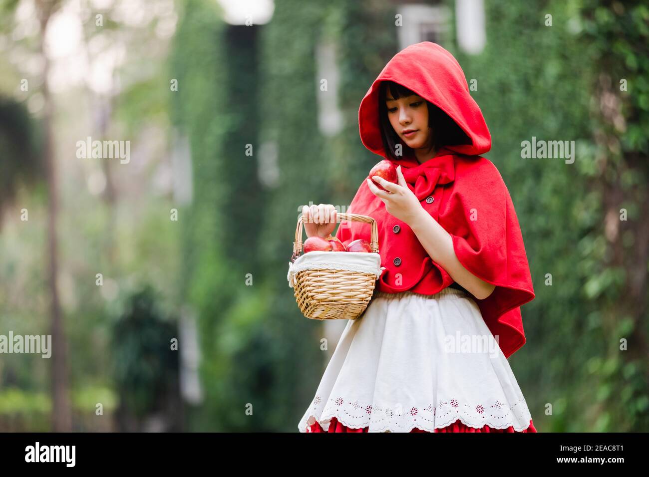 Little red riding hood costume hi-res stock photography and images - Alamy
