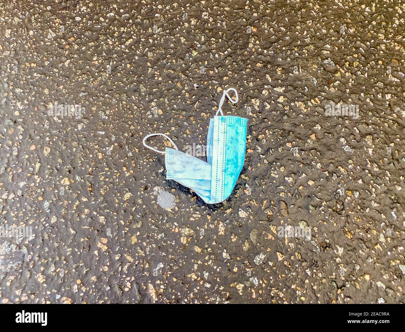 Single use face mask refuse on the ground Stock Photo - Alamy