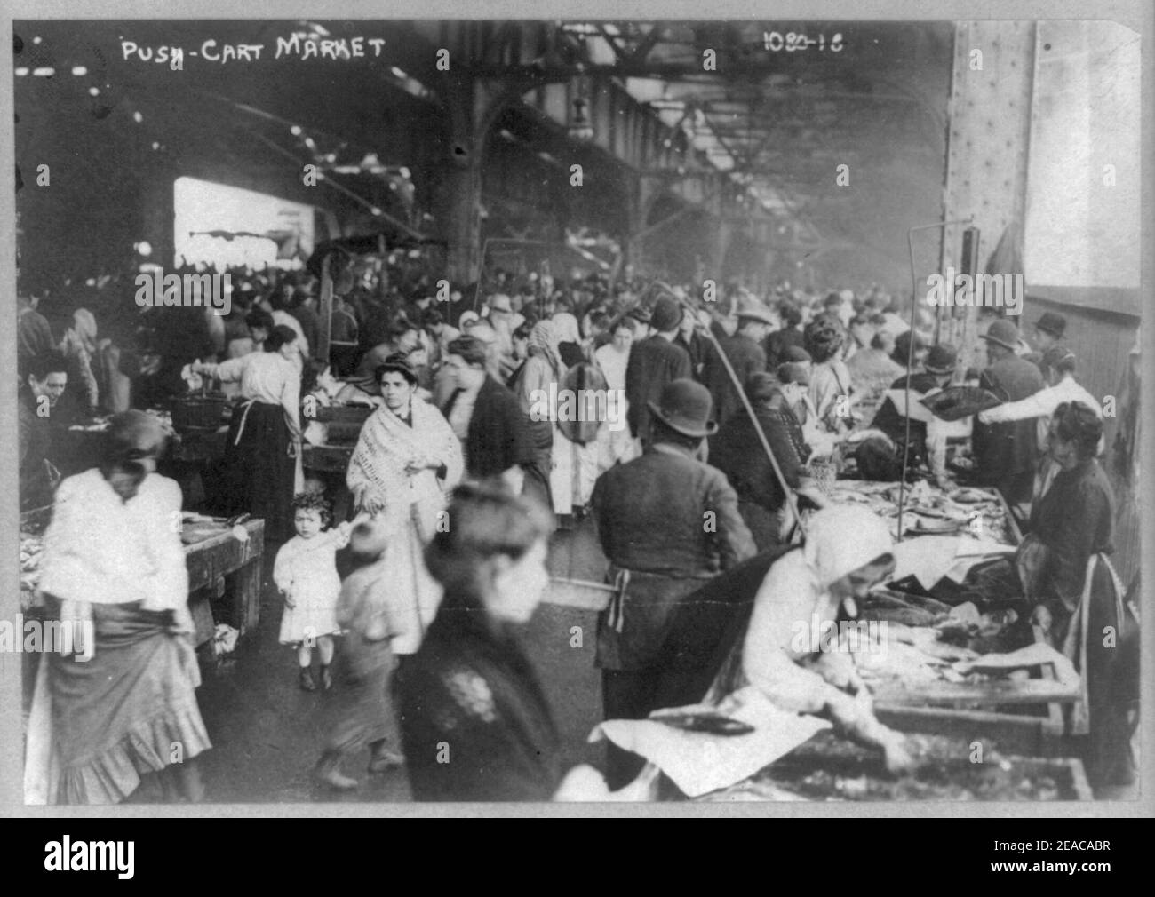 New York City street peddler; push-cart market Stock Photo - Alamy