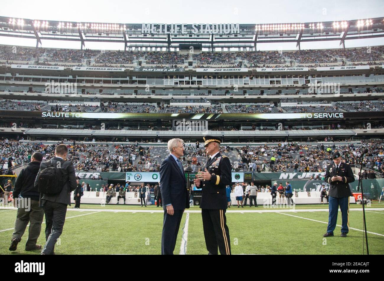 Jets salute to service hi-res stock photography and images - Alamy