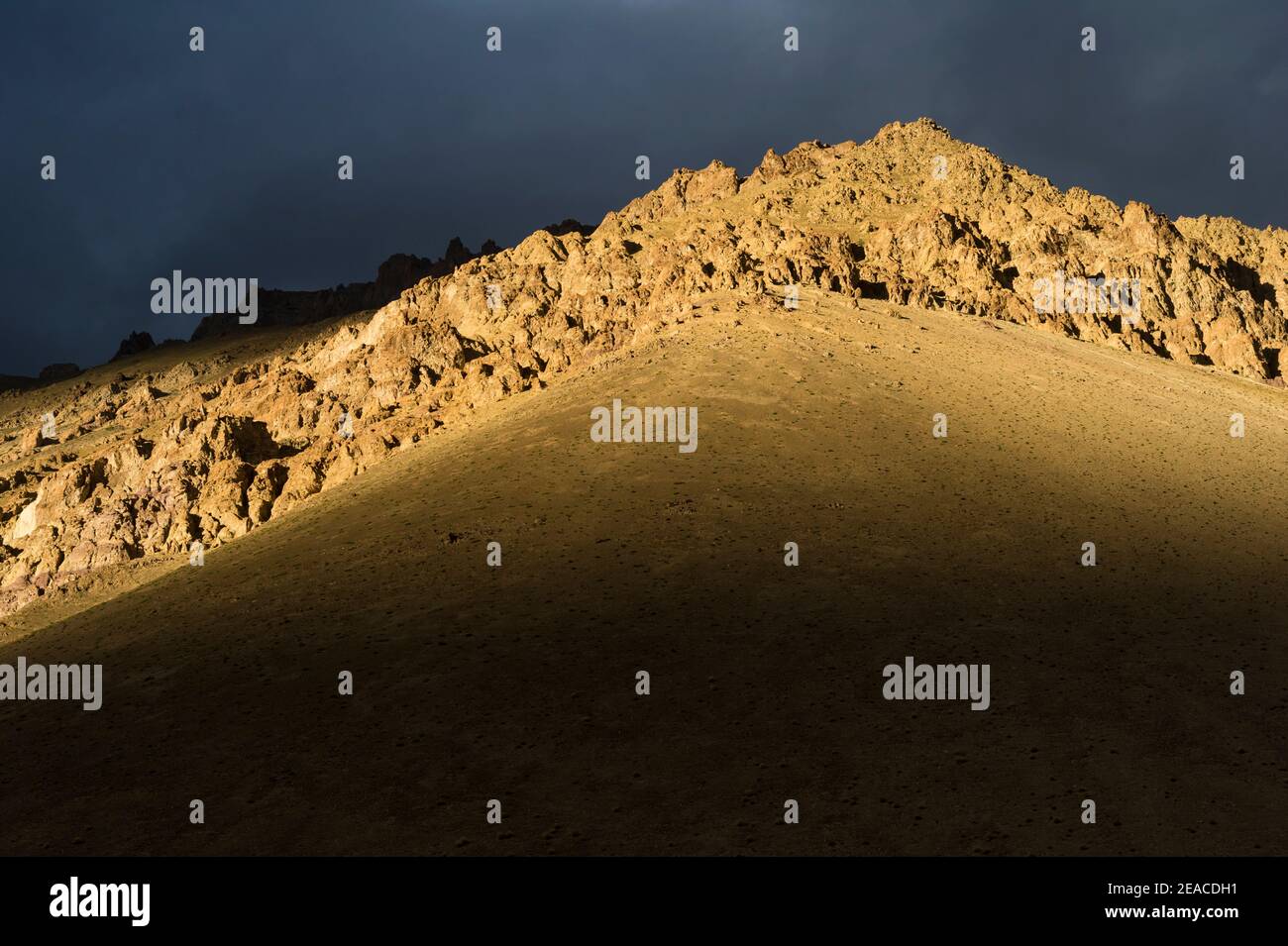 Zangla, with the valley behind the Karsha Khar fortress Stock Photo - Alamy