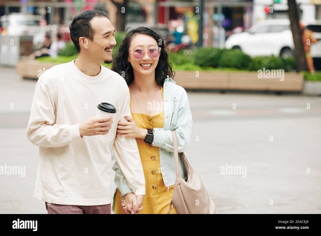 Happy young Chinese couple Stock Photo - Alamy