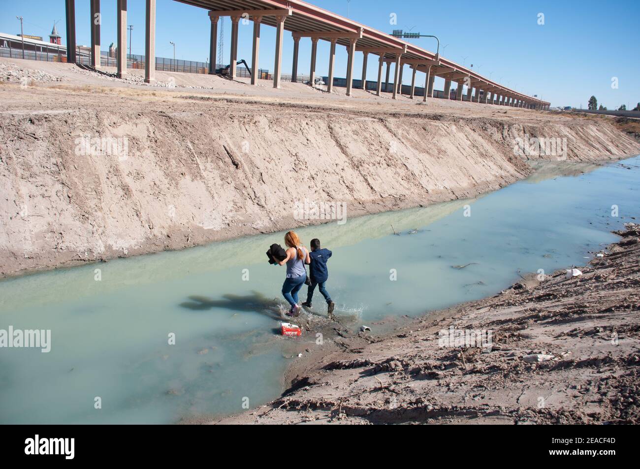 Rio bravo crossing at the border hi-res stock photography and images ...