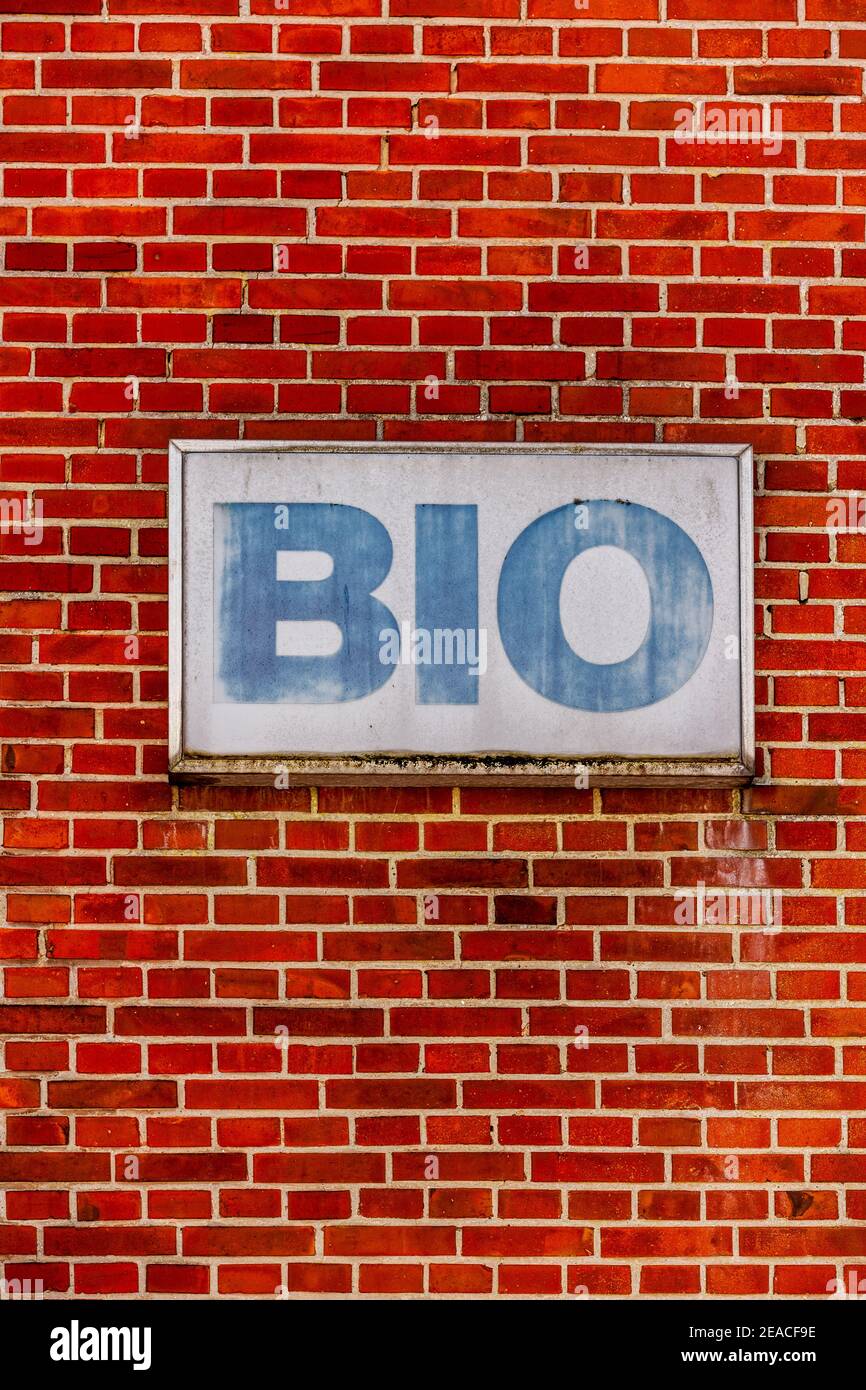 Advertising on brick wall hi-res stock photography and images - Alamy