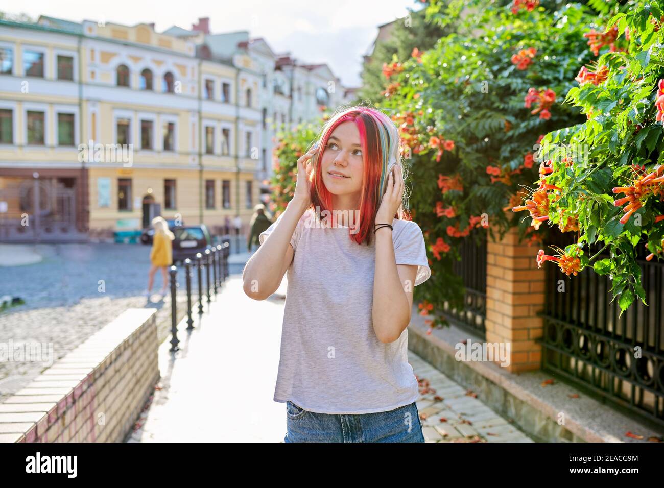 Teen dyed hair hi-res stock photography and images - Alamy