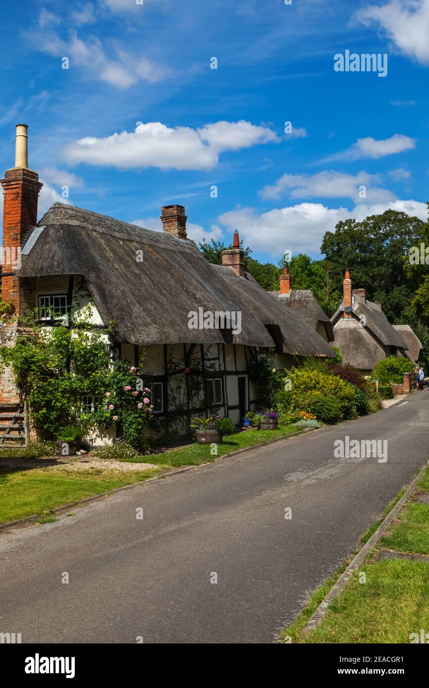 British Thatched House Wherwell High Resolution Stock Photography and ...