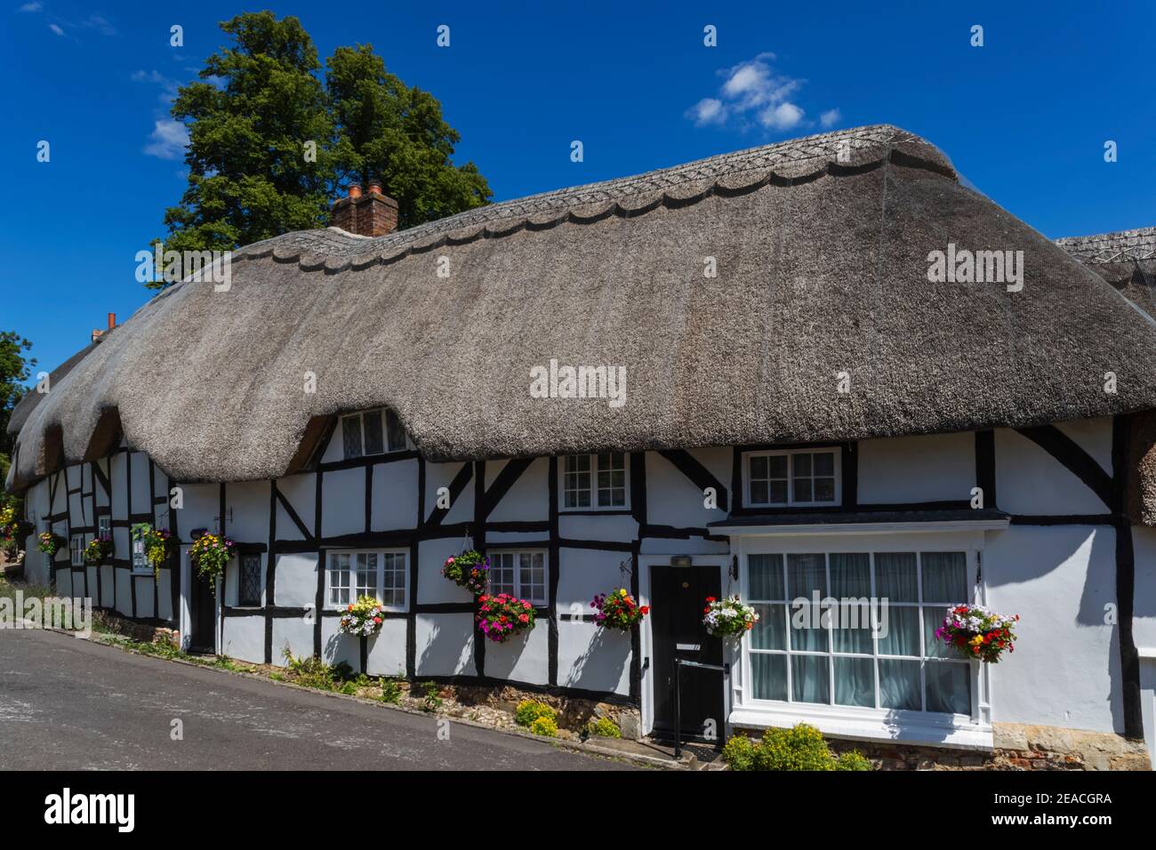 British thatched house wherwell hi-res stock photography and images - Alamy