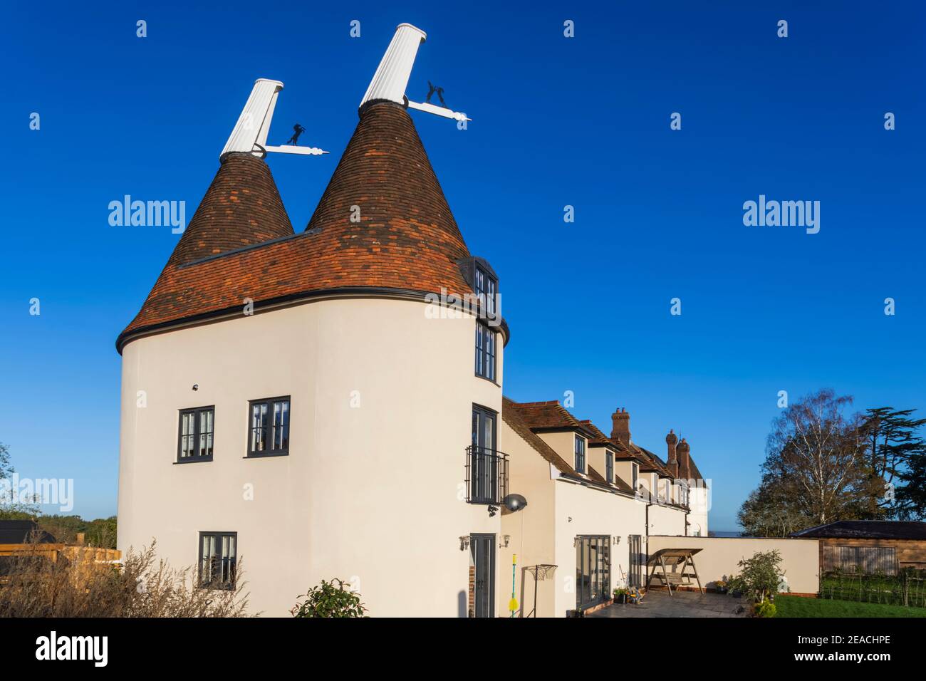 Oast houses hi-res stock photography and images - Alamy