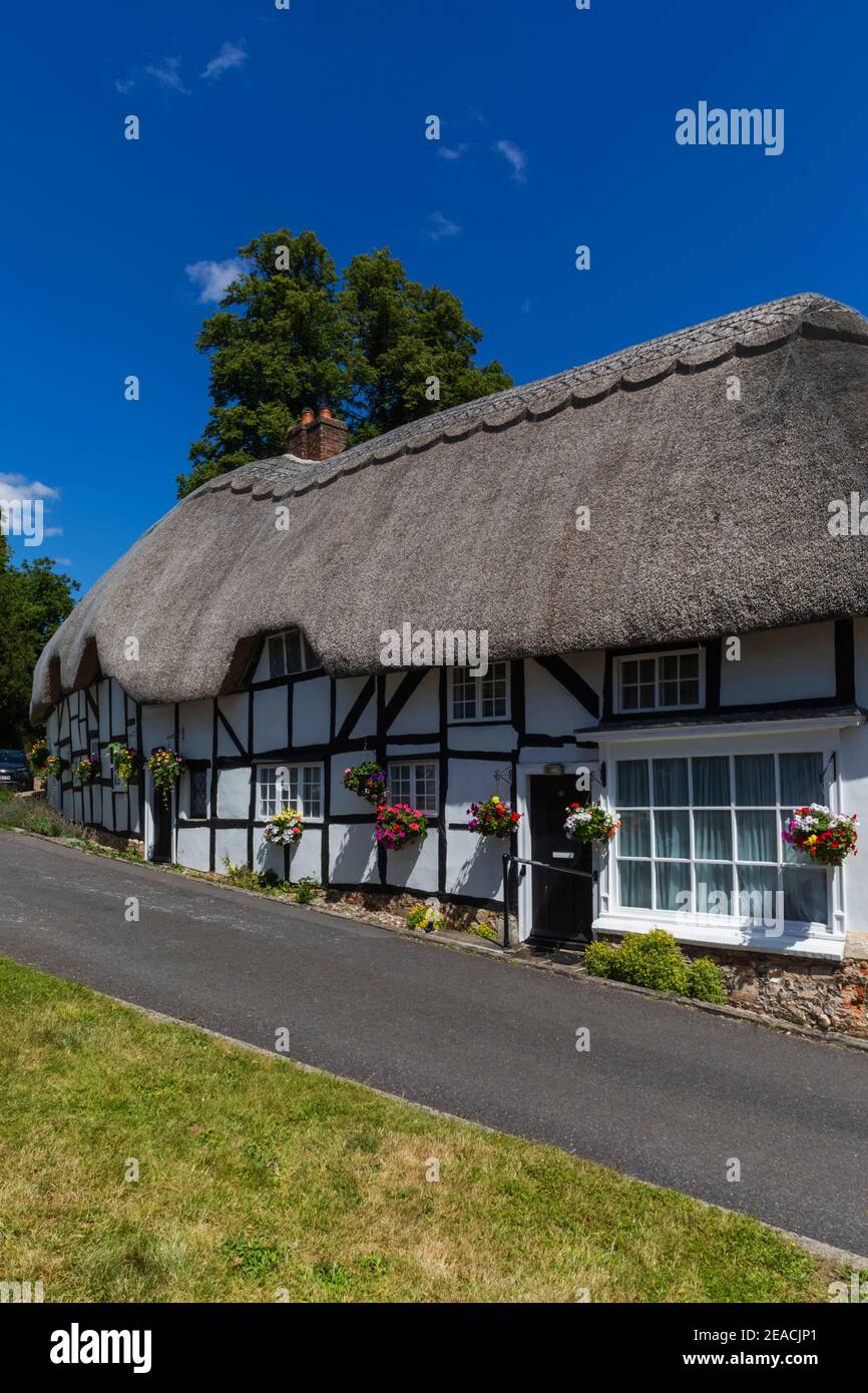 British thatched house wherwell hi-res stock photography and images - Alamy