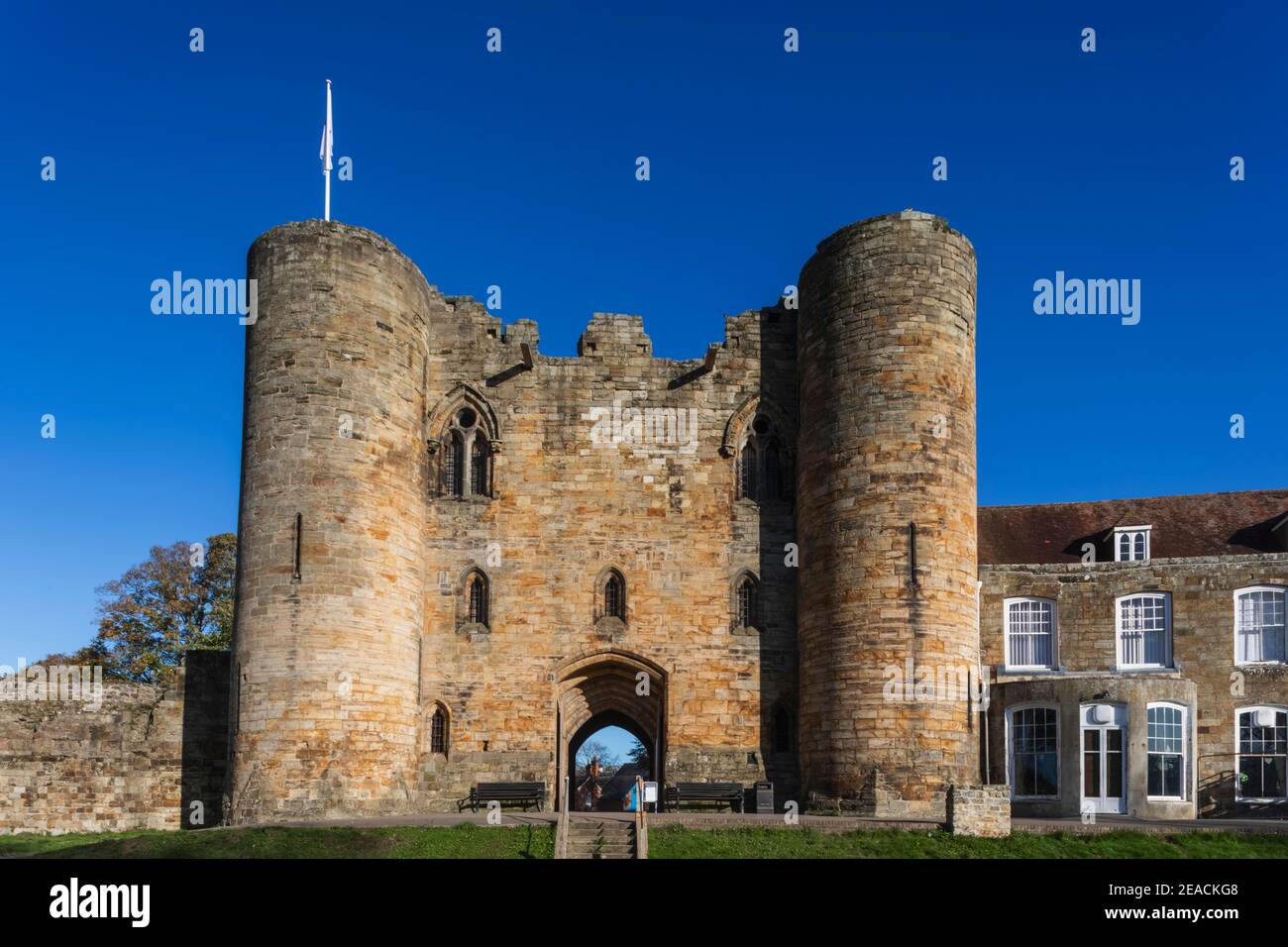 English castle gatehouse hi-res stock photography and images - Alamy