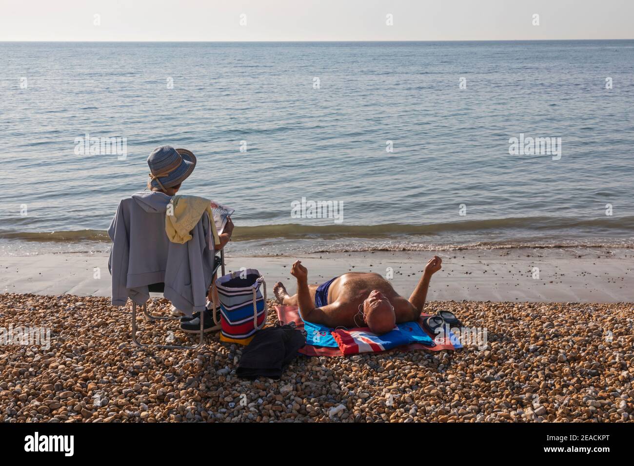 Elderly couple relaxing beach hi-res stock photography and images - Alamy
