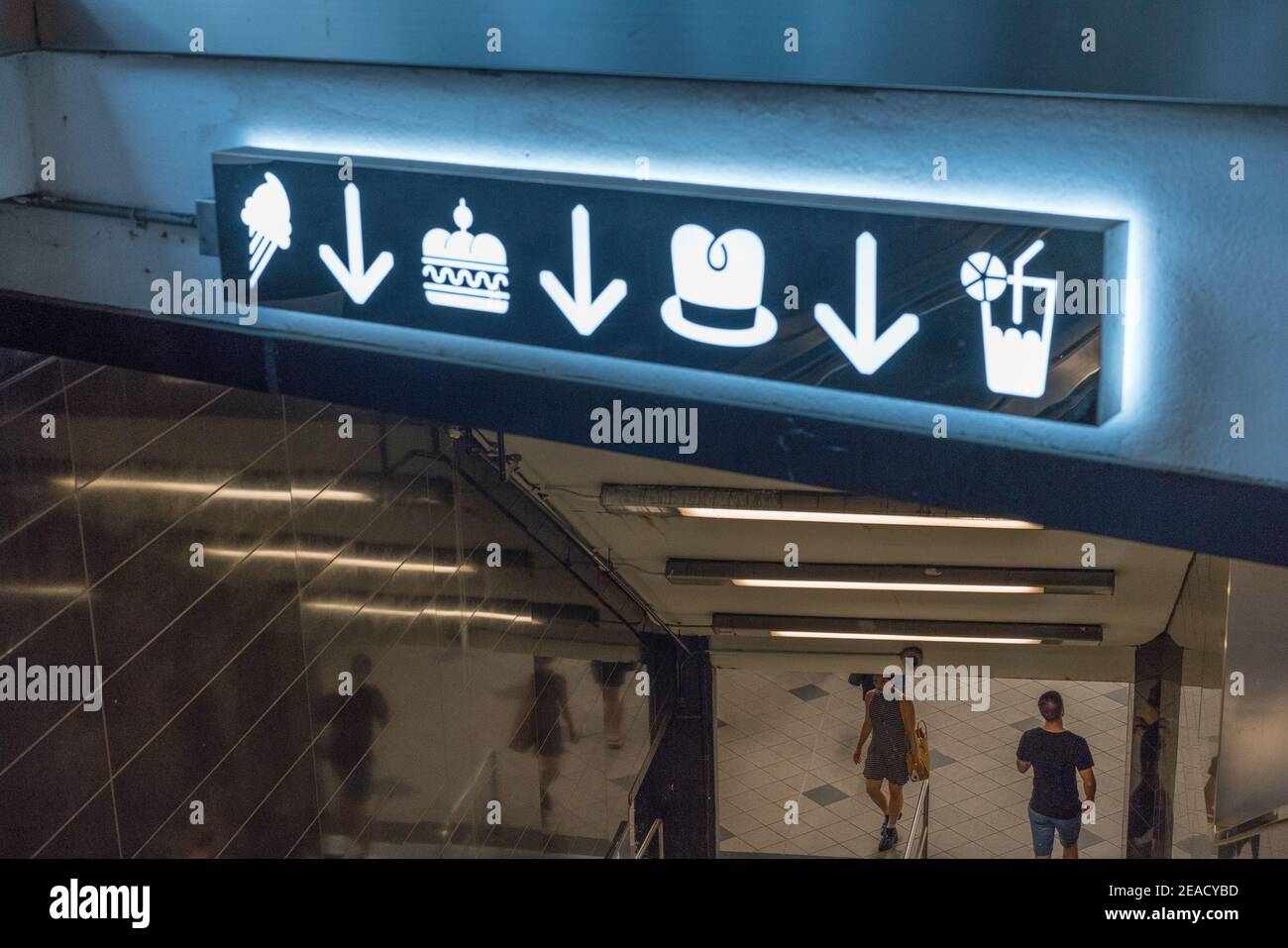 Signs pointing to food court at Columbus Circle Stock Photo - Alamy