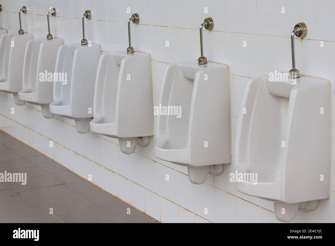 white urinals in men's bathroom Stock Photo - Alamy