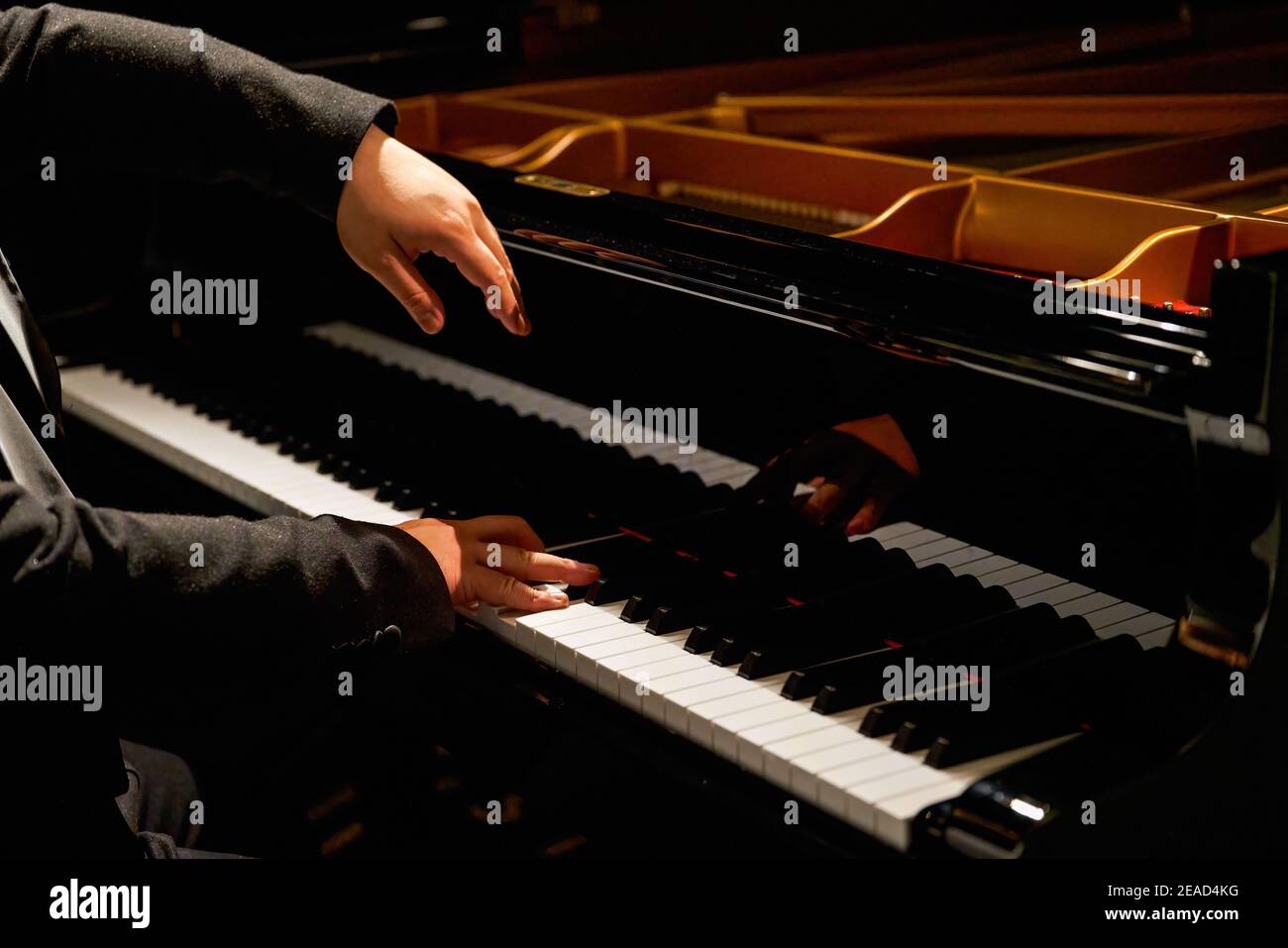 Piano player plays grand piano hi-res stock photography and images - Alamy