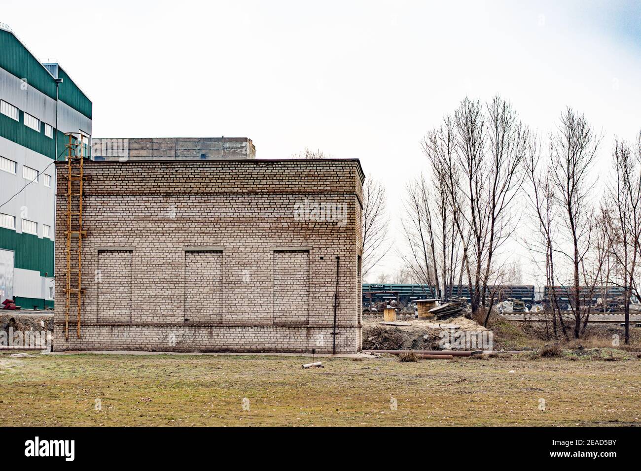Old brick industrial building exterior hi-res stock photography and ...