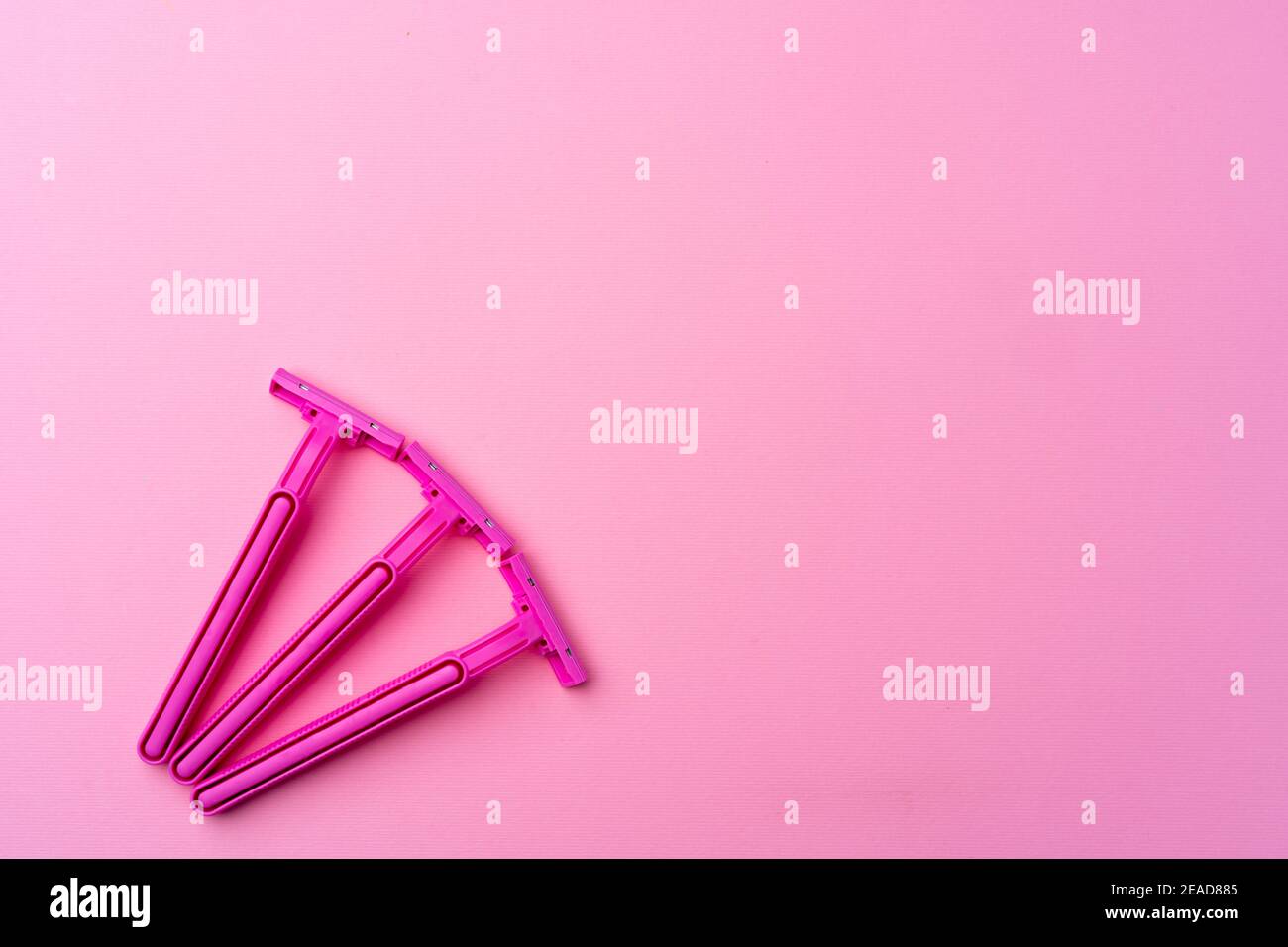 Female disposable razors on pink background top view Stock Photo - Alamy