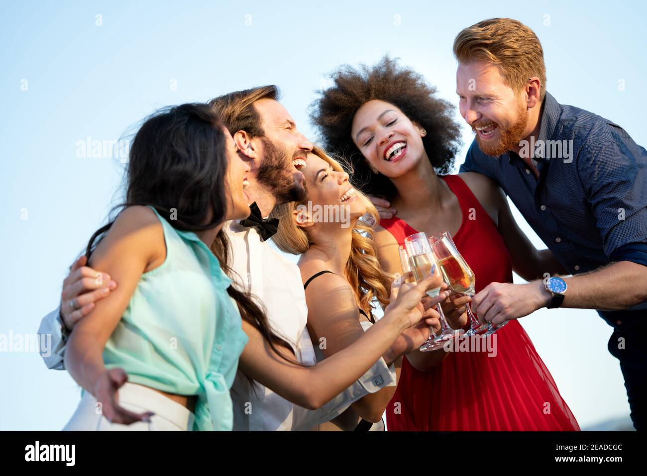 Group of people drinking alcohol hi-res stock photography and images ...