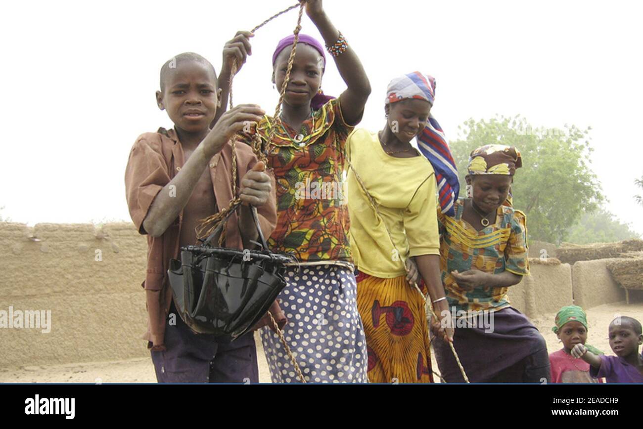Niger well children peacecorps Stock Photo - Alamy