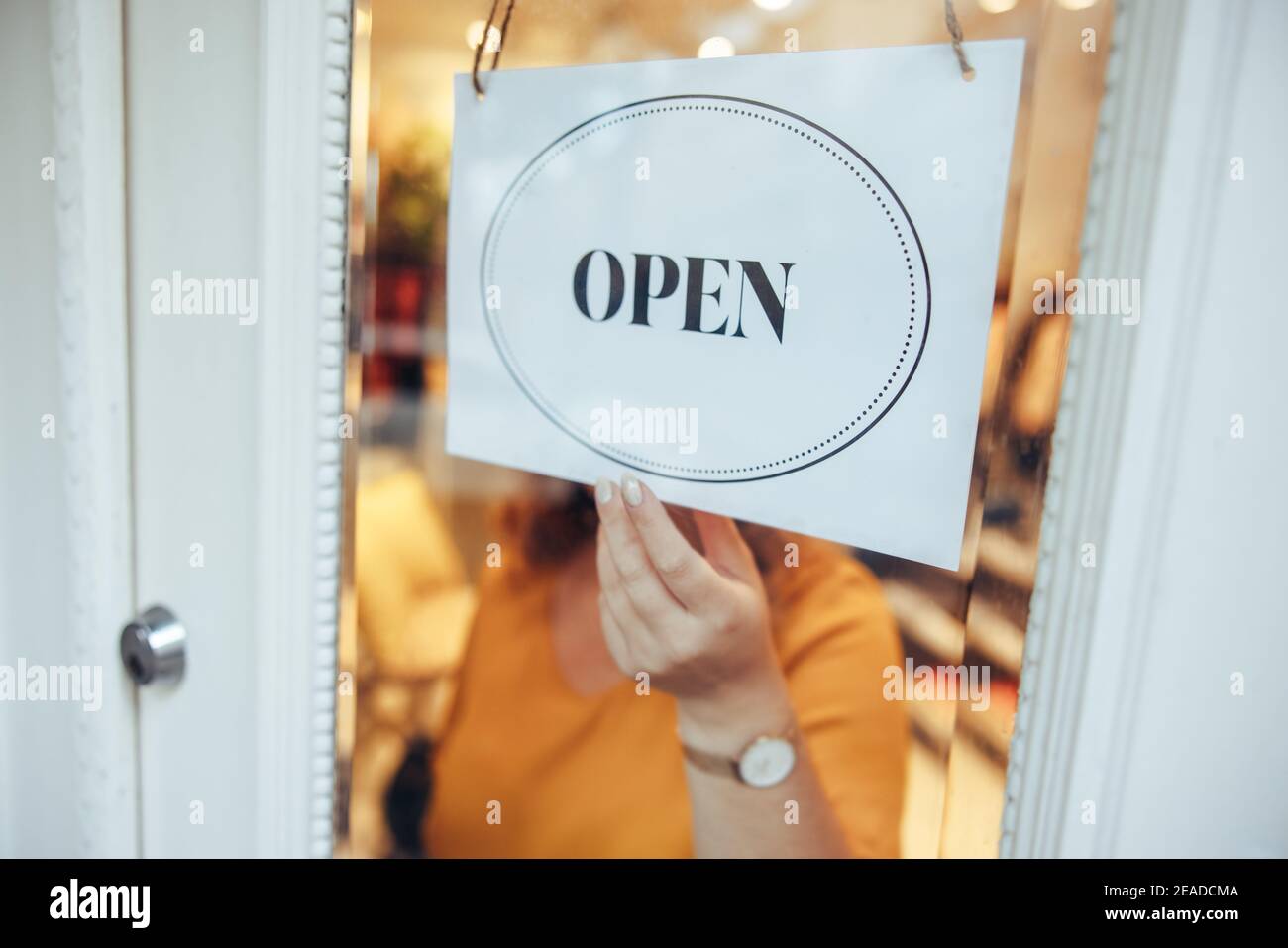 Putting do not disturb sign on door hi-res stock photography and images ...