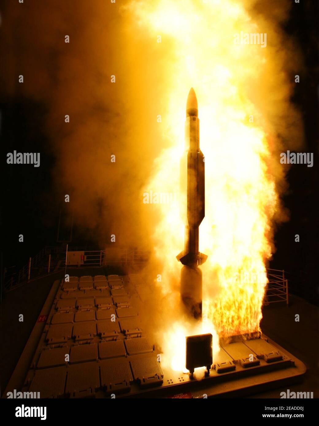Night launch of a RIM-161 Standard SM-3 Stock Photo - Alamy