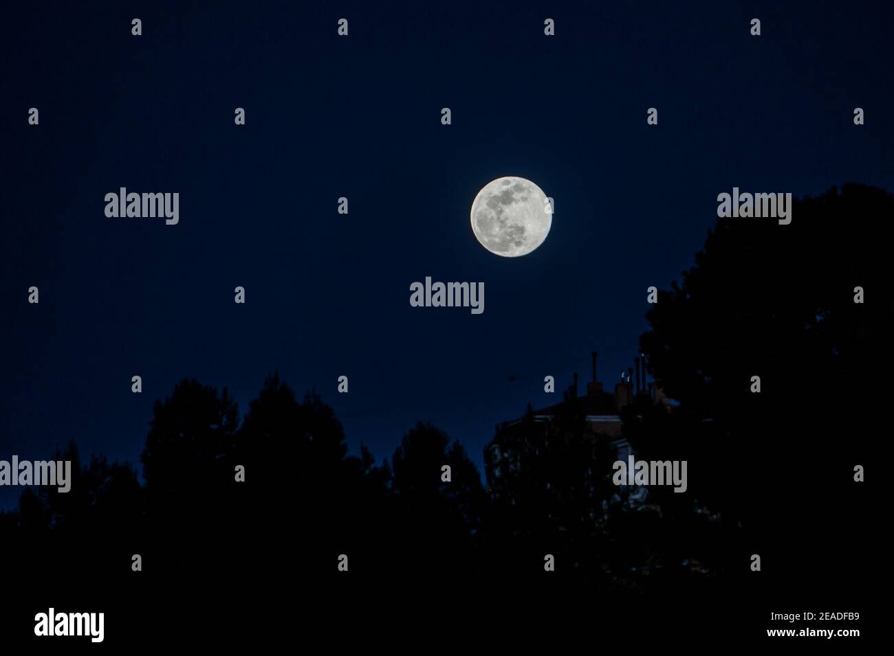 Night sky stars buildings moon hi-res stock photography and images - Alamy