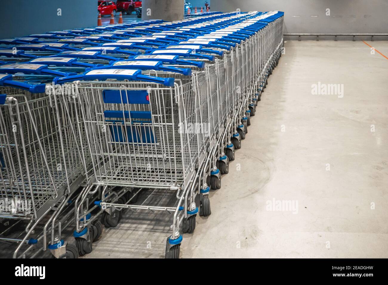 Groceries cart line hi-res stock photography and images - Alamy