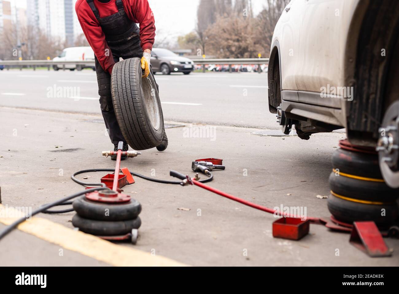 Changing wheel on a car Stock Photo - Alamy